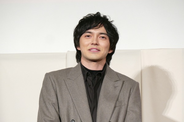 林遣都、最新映画『隣人X』も無精ひげで熱演「ヒゲノハヤシ」がSNSで話題に | cinemacafe.net