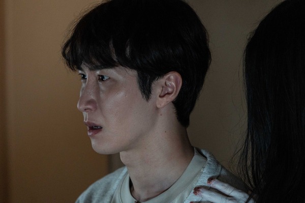 渡辺翔太“ヤヒロ”と幽霊…『事故物件ゾク 恐い間取り』新場面写真 1枚目の写真・画像 | cinemacafe.net